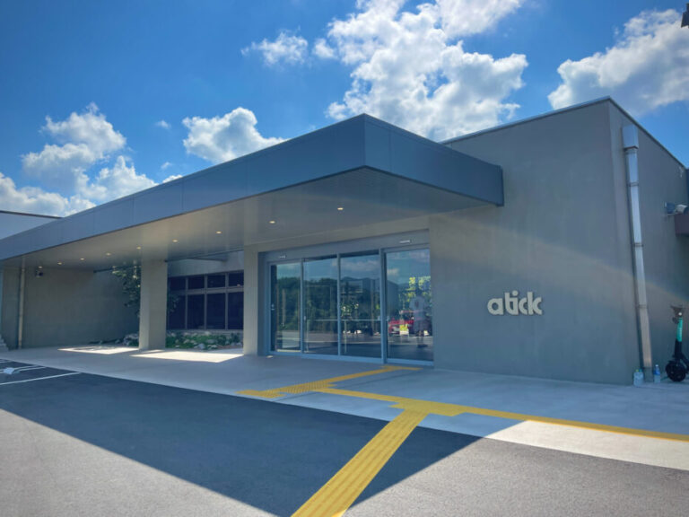 巷で大注目！舞鶴湾の絶景を望む赤パーの複合施設『atick』9月14日オープン！ :舞鶴なび-京都府舞鶴市の情報ブログ-